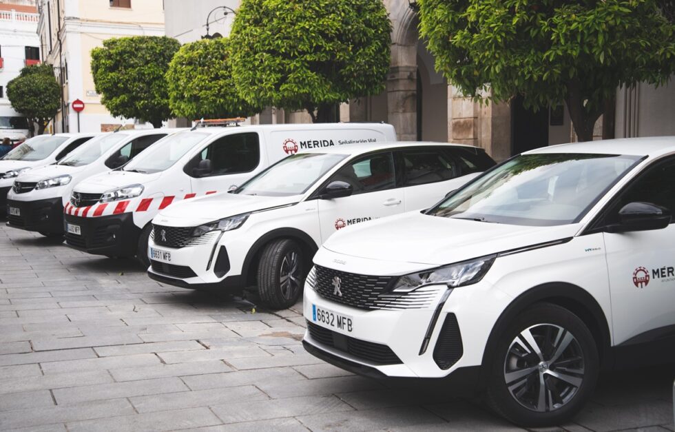Diez nuevos vehículos híbridos renuevan la flota de la Policía Local y ...