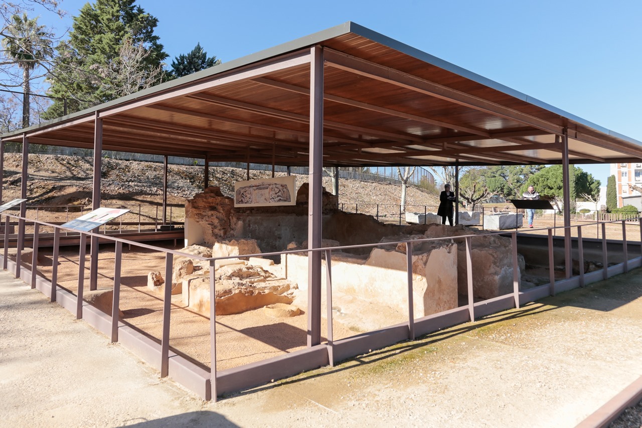 El alcalde visita las mejoras realizadas en el Mausoleo donde se ...
